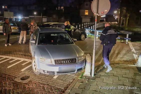 Auto komt tegen paaltje tot stilstand na botsing met andere auto ...